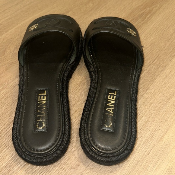 CHANEL | Shoes | Chanel 23c Black Lambskin Leather Cc Logo Slide Sandal ...